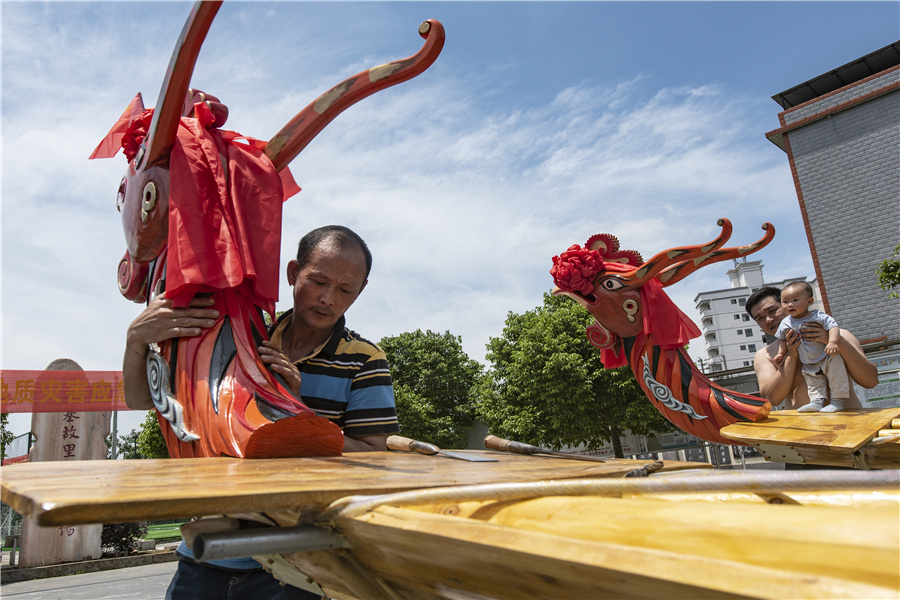 Craftsman keeps dragon boat afloat-China Story